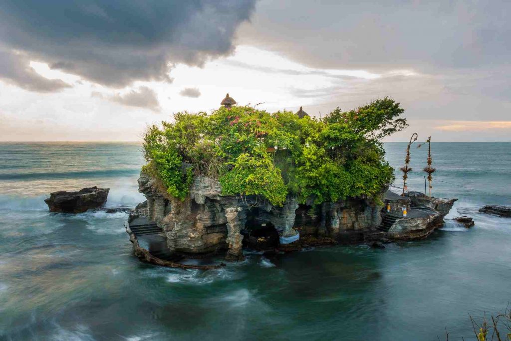 Tempio di Tanah Lot, circondato dal mare - Vacanze a Bali